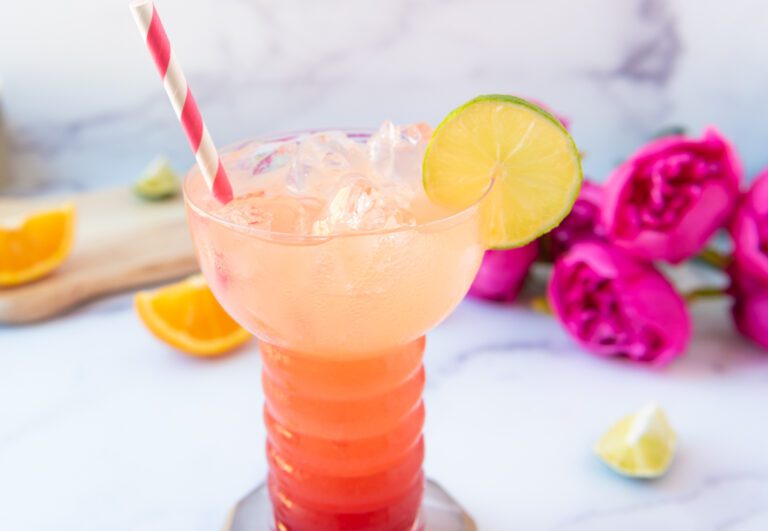 Strawberry Pineapple Tropical Mocktail (Easy Sunrise Recipe ...
